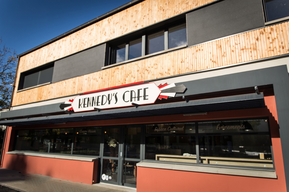 Boire son café comme dans les 60's au Kennedy's Café ! - L'Homme en Bleu