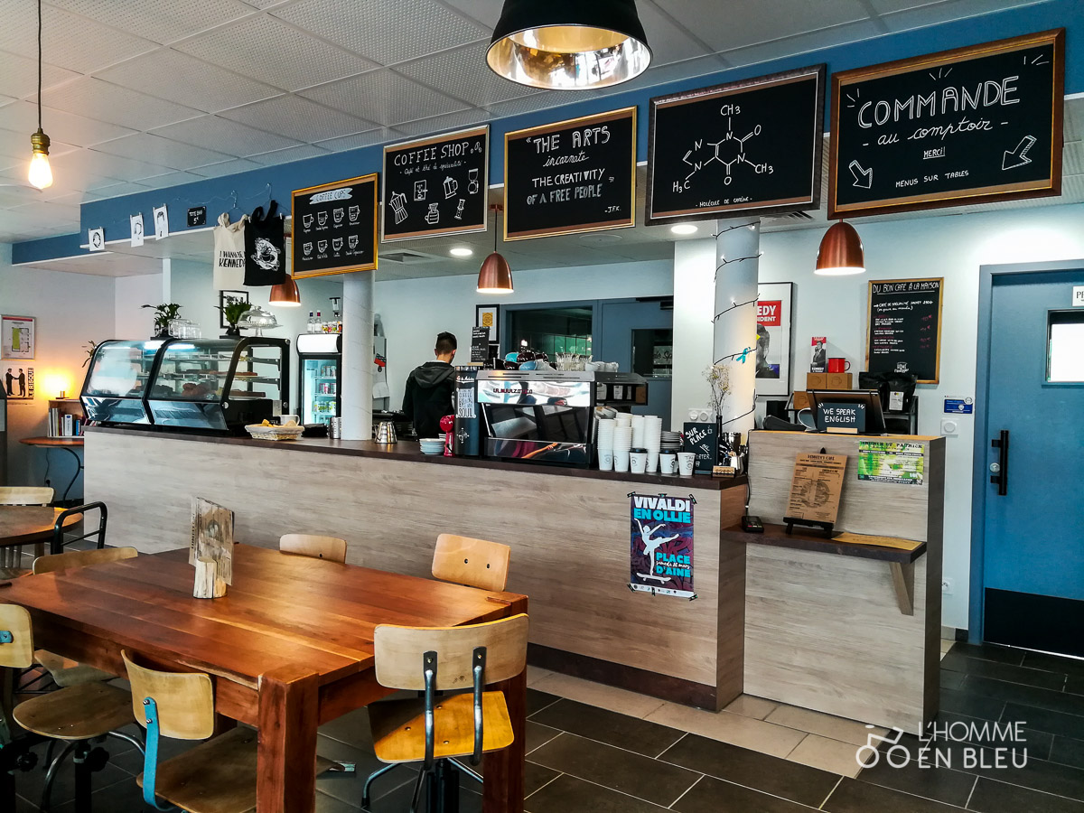 Boire son café comme dans les 60's au Kennedy's Café ! - L'Homme en Bleu